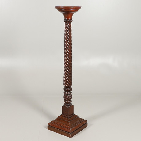 EN MAHOGNY TORCHERE. Möbler - Övrigt - Auctionet
