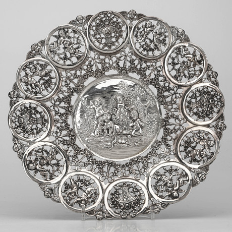 FAT, silver, genombruten och driven dekor med puttis och blommor ...