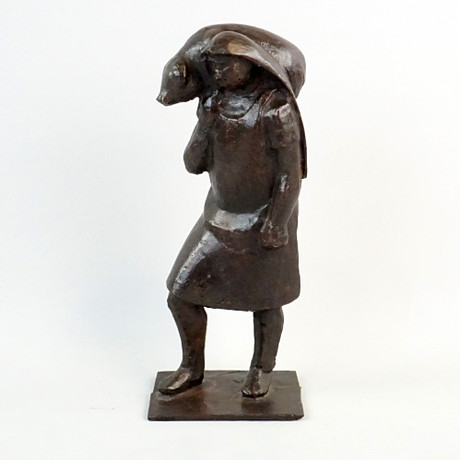 SKULPTUR, konstmassa, "Slaktare med gris", signerad. Övrigt - Övrigt ...