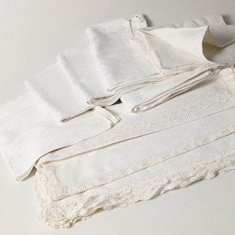 DUKAR, 7 stycken, linne bl. a damast med spets, 1900-tal. Mattor & Textil - Textil - Auctionet