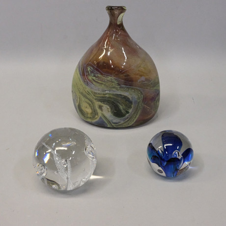THREE GLASS OBJECTS, INCLUDING VICKE LINDSTRAND. Glass - Art glass ...