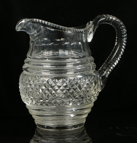 A GEORGE III CIRCA 1800 CUT GLASS WATER JUG. Glass - Tableware - Auctionet