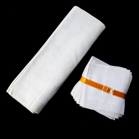 BORDSDUK med 12 SERVETTER, 1800-talets andra hälft, linnedamast, spegel med vattrad dekor, bred ...