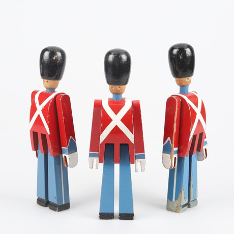 KAJ BOJESEN (DANMARK 1886-1958). Soldater, 3 stycken, lackerat trä ...