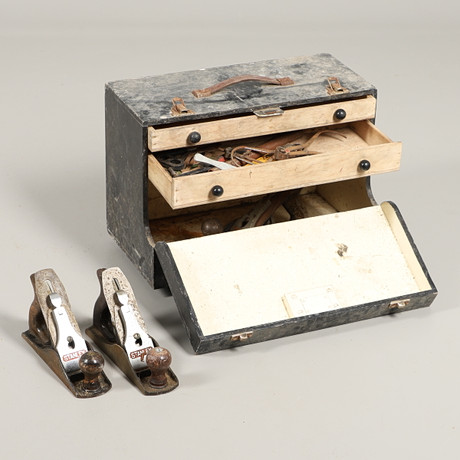 A PORTABLE CARPENTERS WORK BOX. Folk art - Tools & Gears - Auctionet