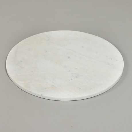 A CIRCULAR MARBLE TABLE TOP. Furniture - Tables - Auctionet