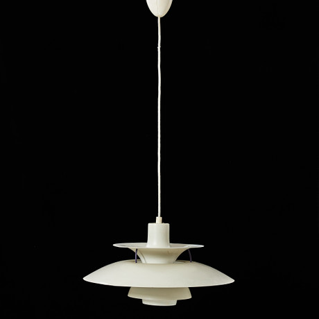 POUL HENNINGSEN. Taklampa PH 5 för Louis Poulsen, vitlackerad metall ...