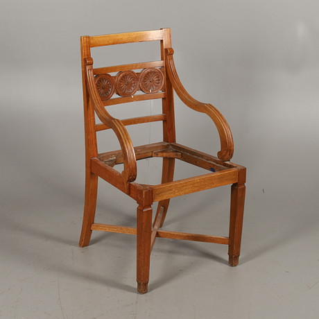 A NEOCLASSICAL ARM CHAIR FRAME. Furniture - Armchairs & Chairs - Auctionet