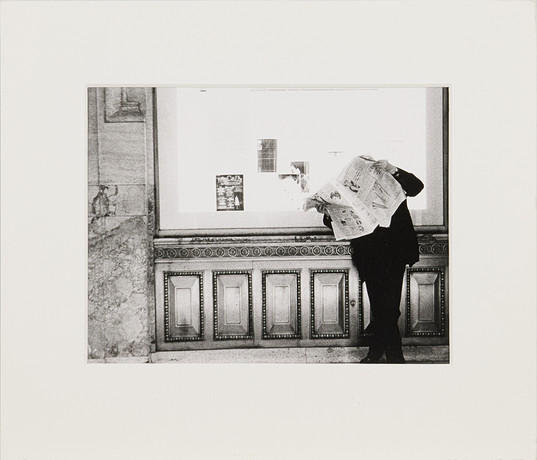 KARY H LASCH (1914-1993). Tidningsläsare, silvergelatinfotografi, á ...