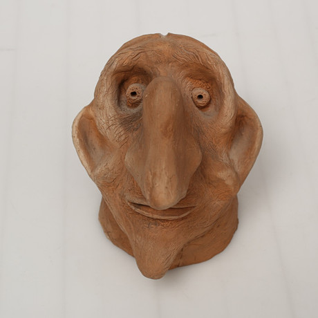 SKULPTUR, lergods, man med stor näsa, signerad Gunnar Löwendahl ...