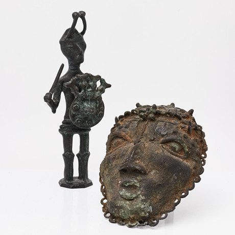 SKULPTUR samt MASK, 1900-tal, Benin, brons/järn, skulptur föreställande ...