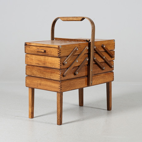 SYSKRIN, trä, 1900-talets andra hälft. Möbler - Övrigt - Auctionet