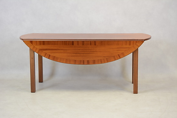 COFFEE TABLE, with flaps, English style, 1900/2000s. Furniture - Tables ...