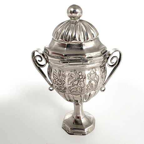 PETER FREDRIK TROLLE. Danmark 1856. Luktdosa Hovedvandsæg. Silver ...