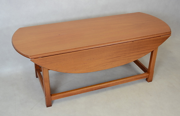 COFFEE TABLE, with flaps, teak. Furniture - Tables - Auctionet