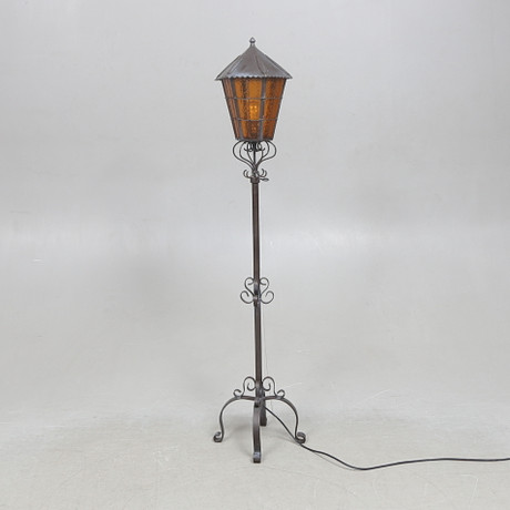 GOLVLAMPA, i form av gatlykta, metall och glas, 1900-talets andra hälft ...