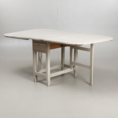BATTLE TABLE, painted grey, 19th century. Furniture - Tables - Auctionet