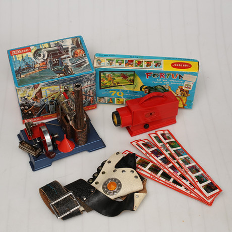 STEAM ENGINE, PROJECTOR AND TOY GUN. Toys - Toys - Auctionet