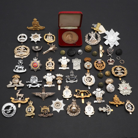 A LARGE COLLECTION OF MILITARY CAP BADGES AND BUTTONS. Weapons ...