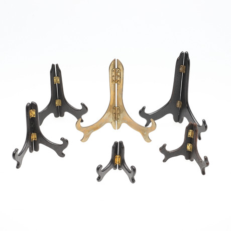 A GROUP OF FIVE GRADUATED HARDWOOD PLATE STANDS, AND ANOTHER BRASS ...