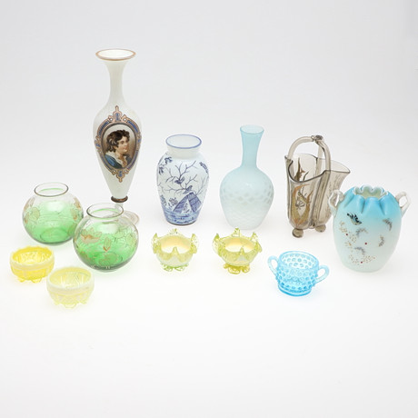 A COLELCTION OF VICTORIAN ART GLASS TO INCLUDE A MOSER STYLE VASE ...