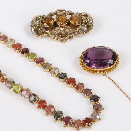 GEORGE III GUL METALL BROSCH, EN GUL METALL OCH AMETIST BROSCH, OCH ETT ...