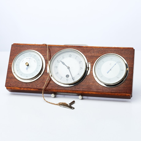 BAROMETER, KLOCKA & TERMOMETER, på mahogny plakett med silver bricka ...