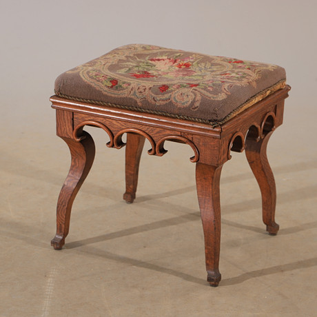 PALL, ek med broderad sits, tidigt 1900-tal. Möbler - Övrigt - Auctionet