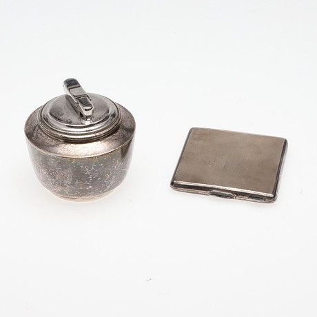 A LADIES SILVER COMPACT AND A SILVER COLIBRI TABLE LIGHTER. Silver ...