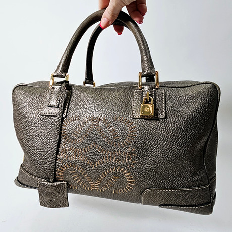 LOEWE. AMAZON-TASCHE AUS METALLISCHEM LEDER MIT AUFGENÄHTEM LOGO AUF ...