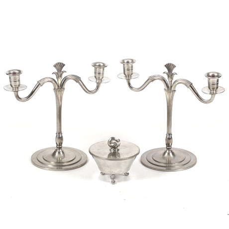 PORTAVELAS y CUENCOS con tapa, 3 partes de peltre, 1900. Plata y metal ...