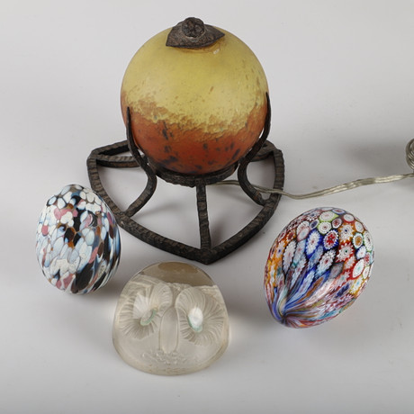 BORDSLAMPA & GLASKONST, 4 delar, glas/smide. Glas - Konstglas - Auctionet