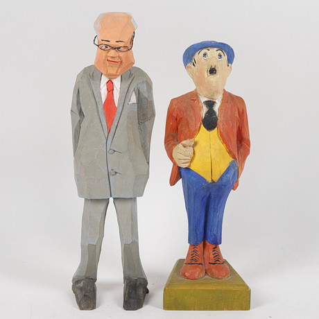 TRÄFIGURER, 2 st, bl.a. föreställande Tage Erlander. Konst - Skulptur ...