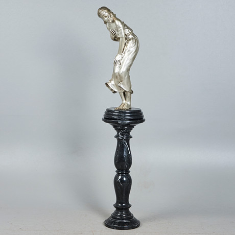 Skulptur med piedestal/figur, dam i viftande klänning, art deco, marmor ...