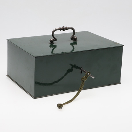 A LOCKABLE METAL DEED BOX. Miscellaneous - Miscellaneous - Auctionet