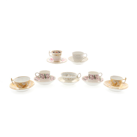 AN ENGLISH PORCELAIN TEA CUP, COFFEE CUP AND TWO SAUCERS. EARLY 19TH ...