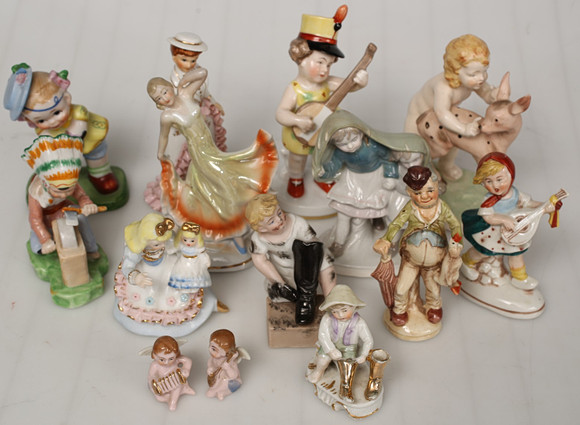 OLDER FIGURINES porcelain, A Collection various manufacturers, tot 14 ...