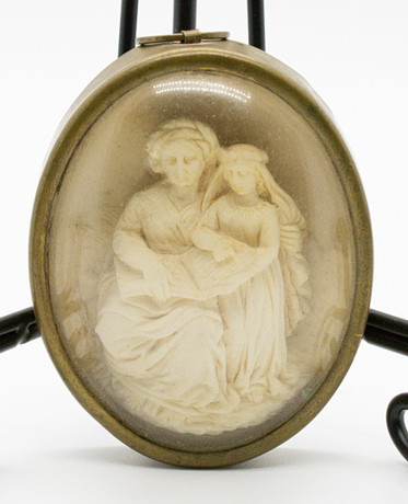 HÄNGE, troligen ben, sent 1800-tal. Smycken & Ädelstenar - Broscher ...