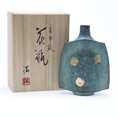 OHAKA MITSURU. GRÖN BRONSVAS, Original trälåda, Japan. Asiatika - Auctionet
