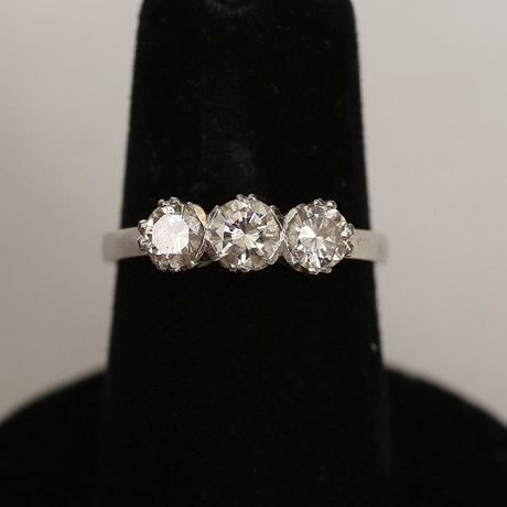 RING 18k vitguld med 3 diamanter på totalt ca 0,92 ct enligt gravyr ...