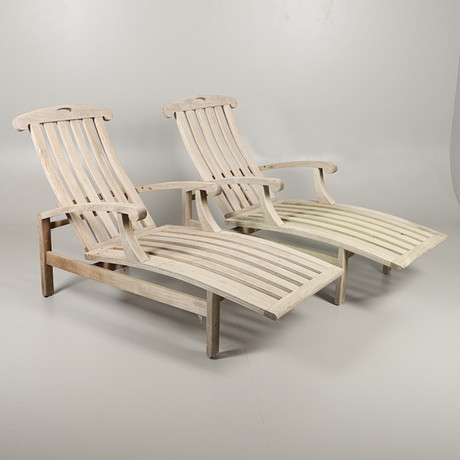 A PAIR OF TEAK GARDEN LOUNGERS. Garden & Architectural - Garden - Auctionet
