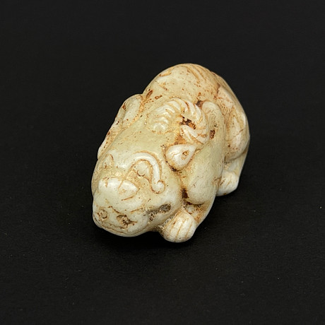CHINESE MUTTON FAT JADE FIGURE. Asiatica - Auctionet