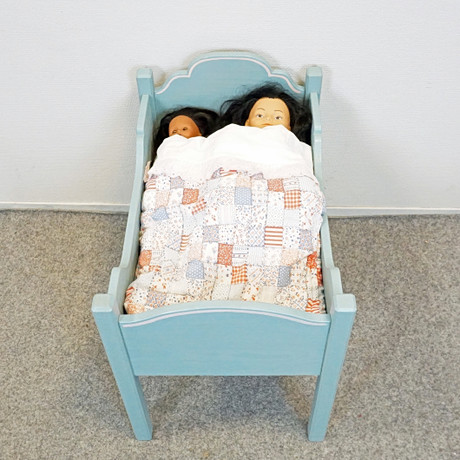 DOCKSÄNG i trä samt 2 st DOCKOR, bl a dvp Danmark. Leksaker - Leksaker ...