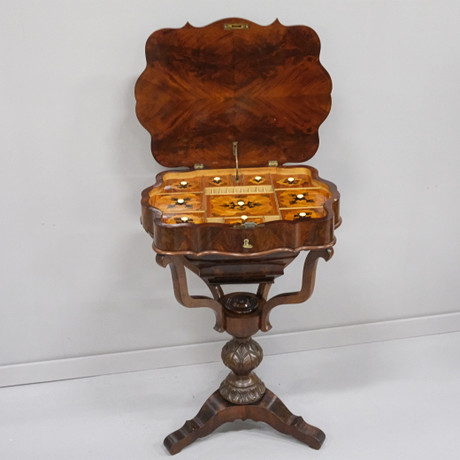 SEWING TABLE, NEW ROCK COCOA, AROUND 1900. Furniture - Tables - Auctionet