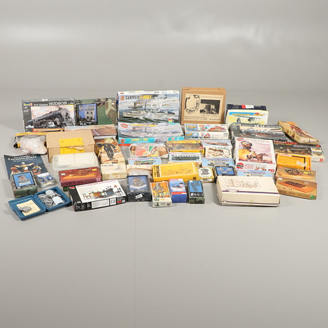 LARGE QTY OF BOXED MODEL KITS - SHIPS, TRAINS & OTHER KITS INCLUDING ...