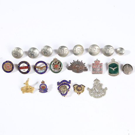 SELECTION OF BRITISH BADGES AND BUTTONS. Weapons & Militaria - Other ...