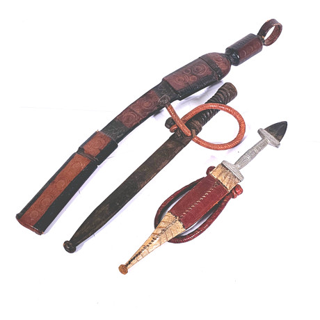 THREE AFRICAN DAGGERS. Weapons & Militaria - Edged weapons - Auctionet