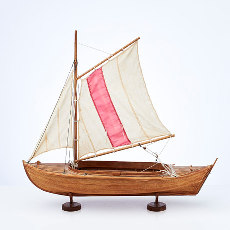 MODEL BOAT, with sail, probably so-called hunting canoe, frame in pine ...
