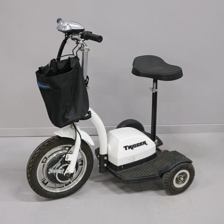 TRIGGER. TREHJULIG SCOOTER. Övrigt - Övrigt - Auctionet