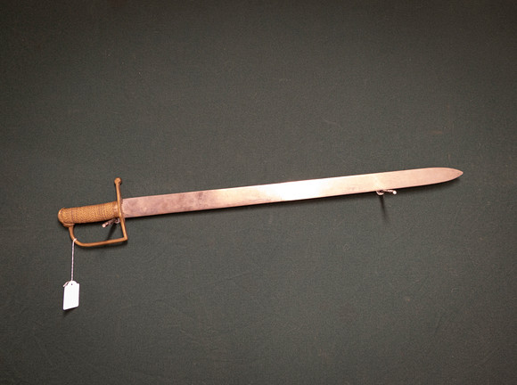 Kortsvärd märkt med krönt F. Vapen & Militaria - Blankvapen - Auctionet